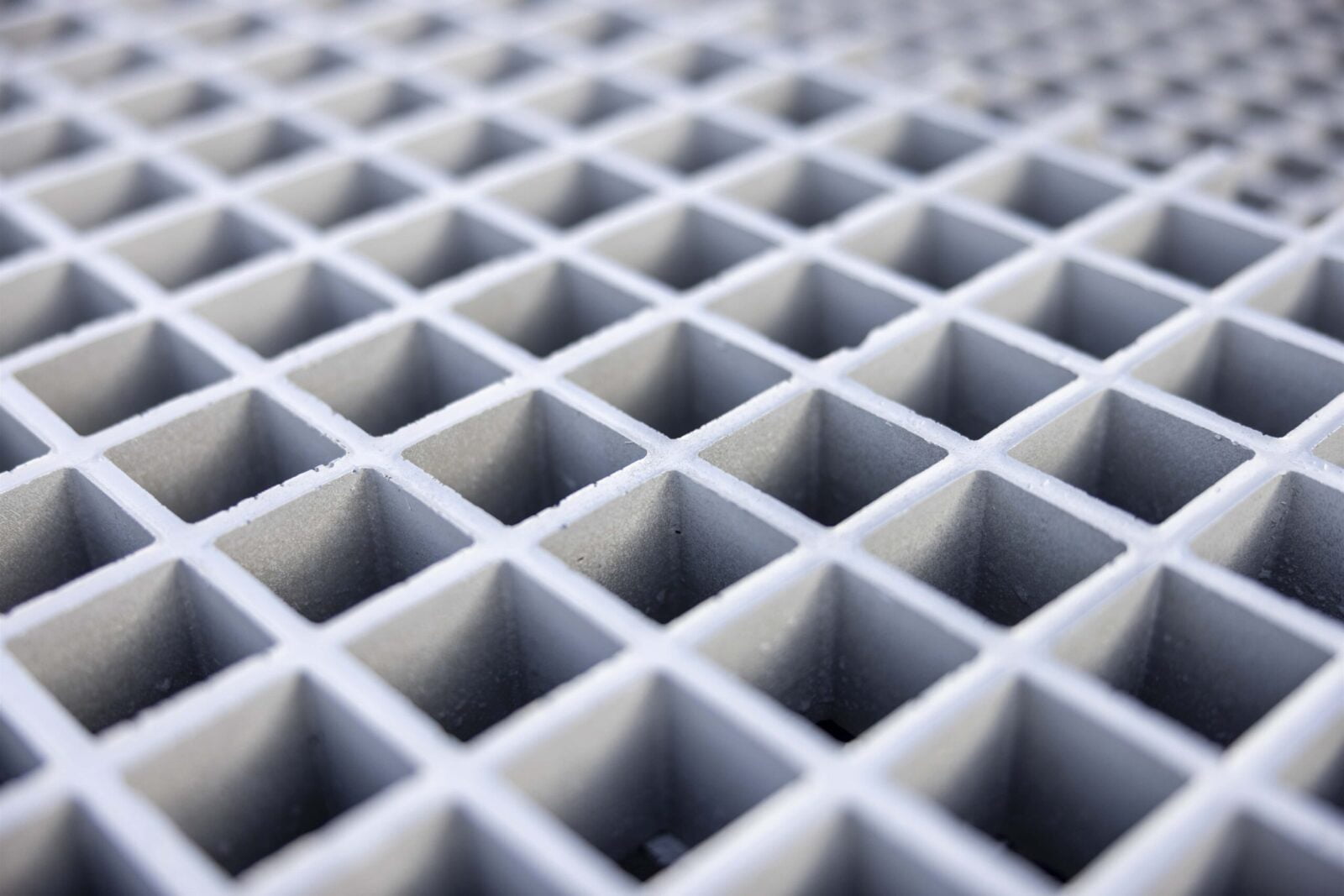 Geveka plastic gratings: span & deflection